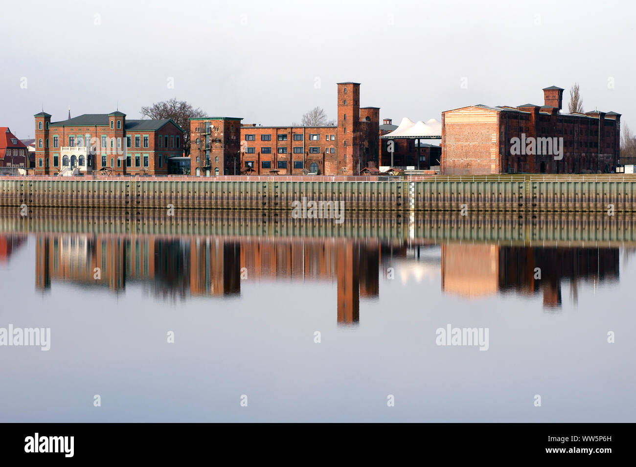 Embankment wall hi-res stock photography and images - Alamy