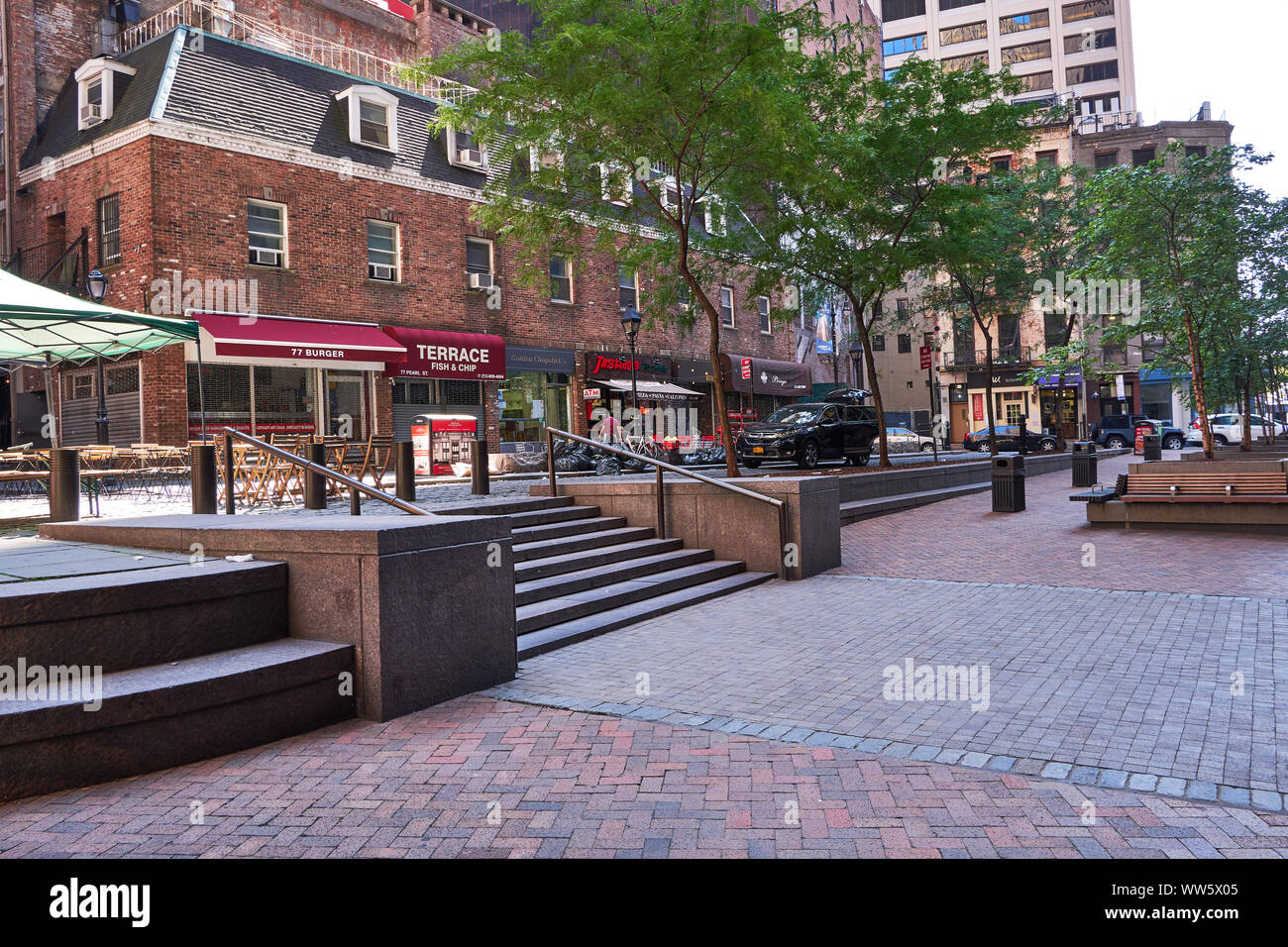Nyc stone street dining hi-res stock photography and images - Alamy