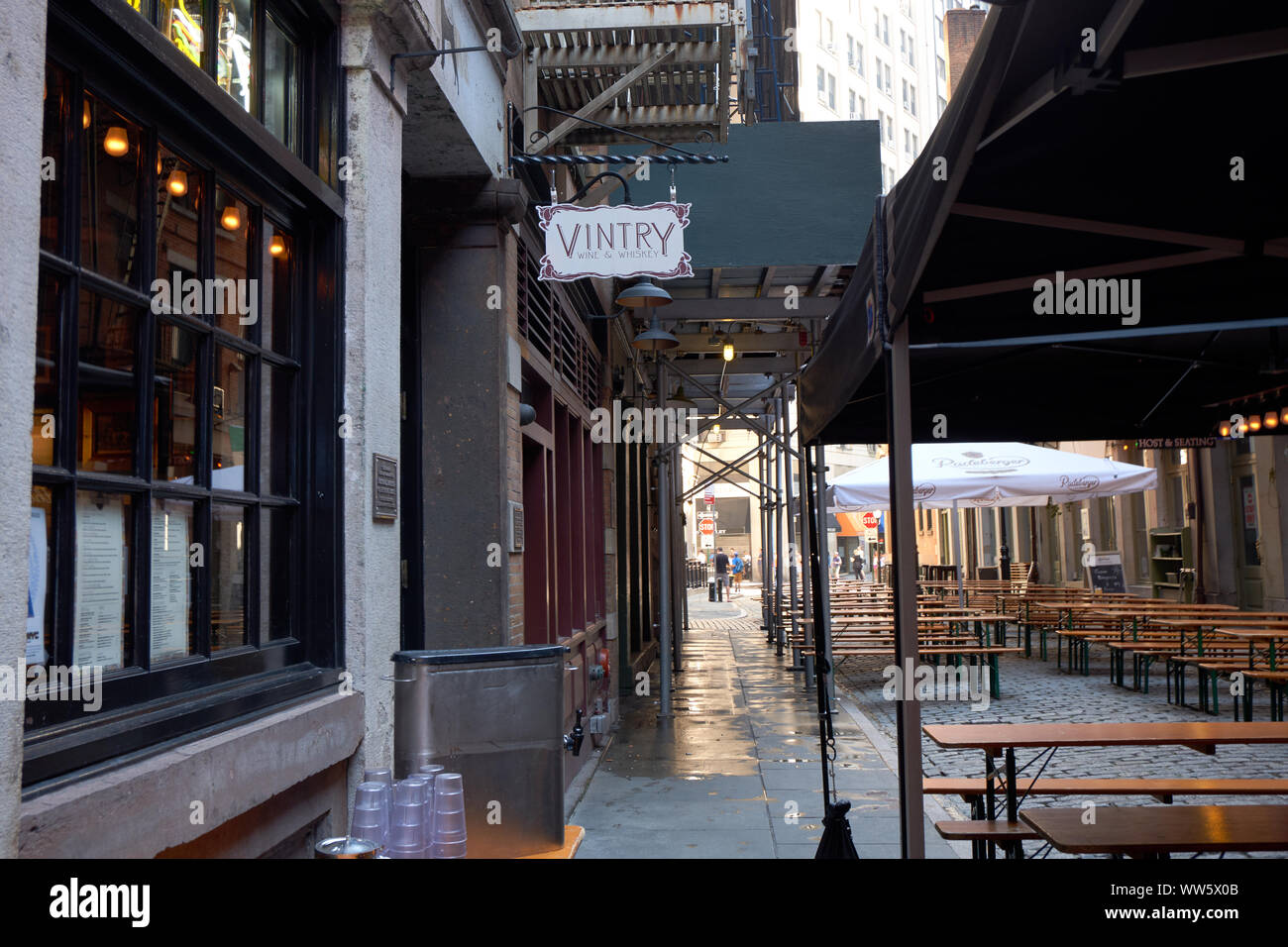 Nyc stone street dining hi-res stock photography and images - Alamy