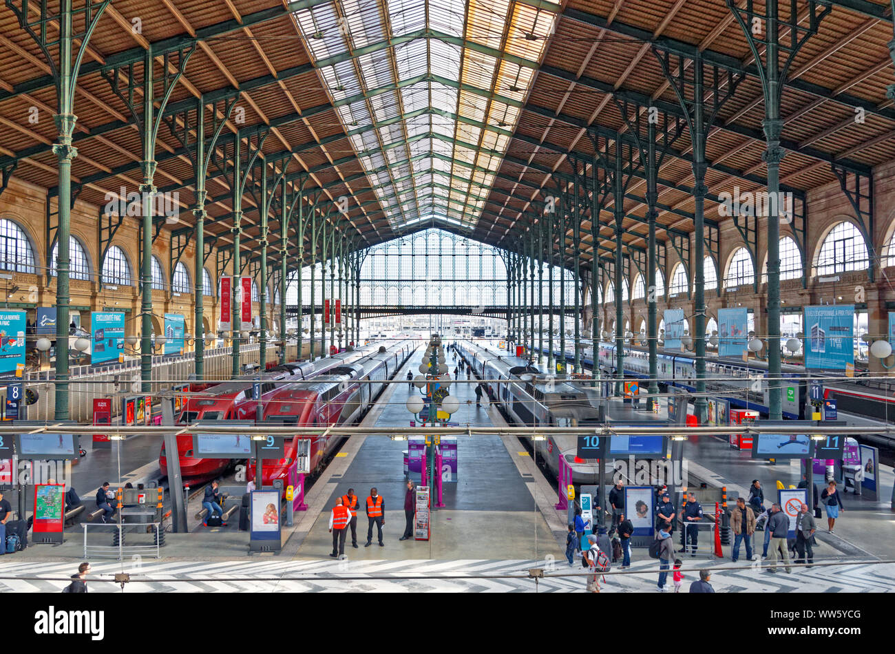 France, Paris, trains, hall, platforms, people Stock Photo - Alamy