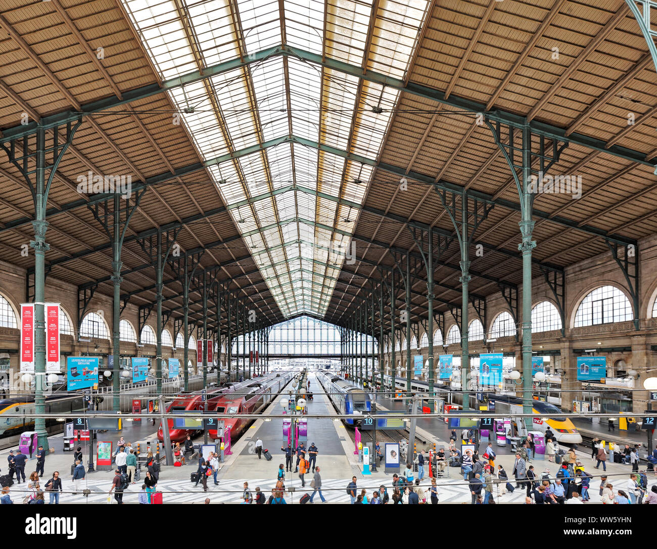 France, Paris, trains, hall, platforms, people Stock Photo - Alamy