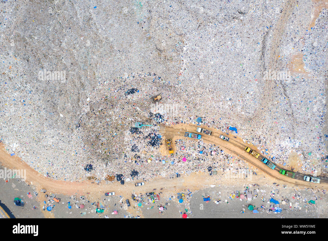 Plastic waste landfill hi-res stock photography and images - Alamy
