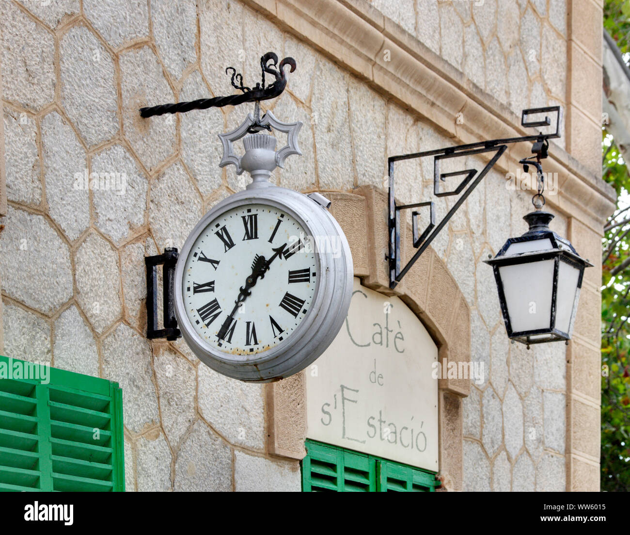 Hanging wall hi-res stock photography and images - Alamy