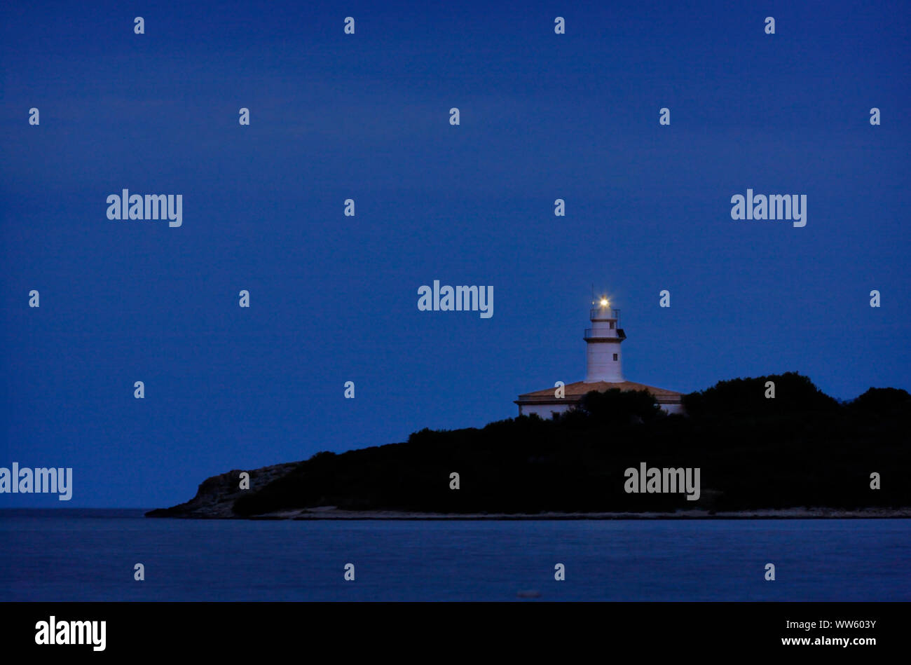 Glowing lighthouse hi-res stock photography and images - Alamy