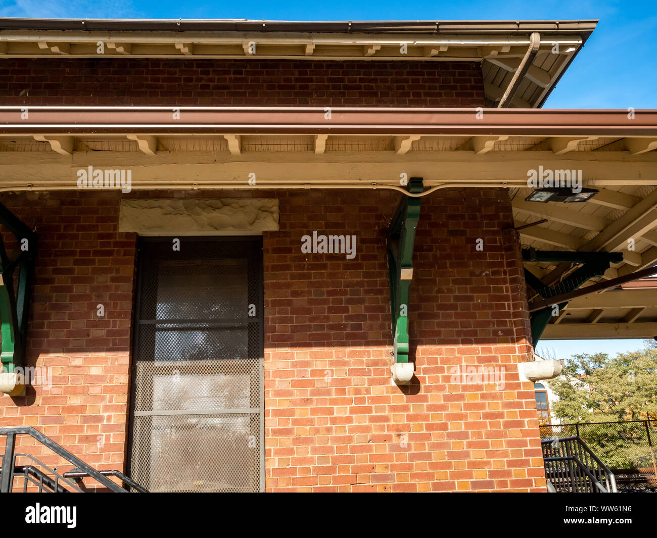 Corner of a brick building hi-res stock photography and images - Alamy