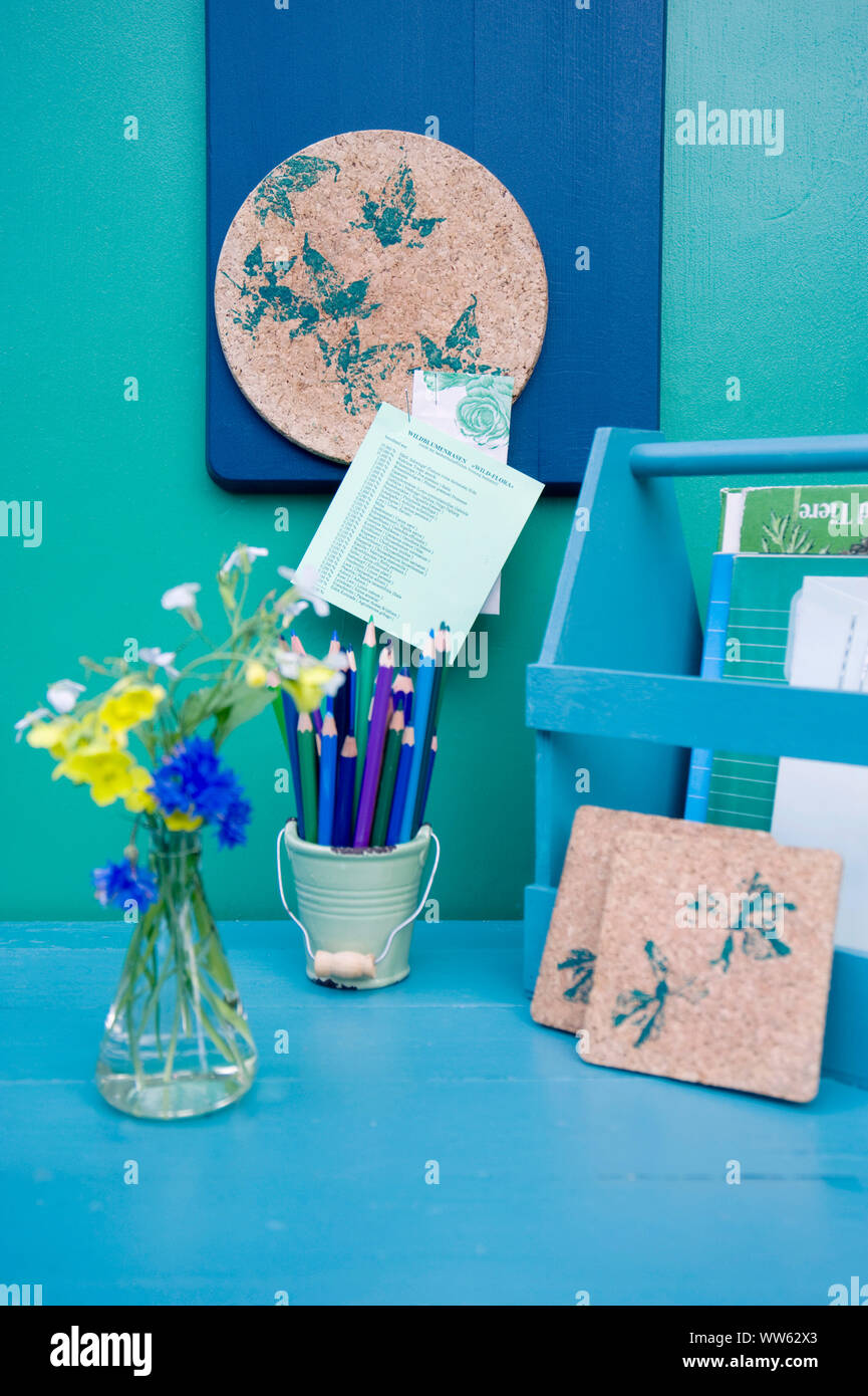 Desk flowers hi-res stock photography and images - Alamy