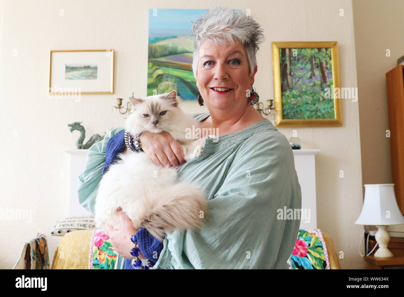 Lady story teller hi-res stock photography and images - Alamy