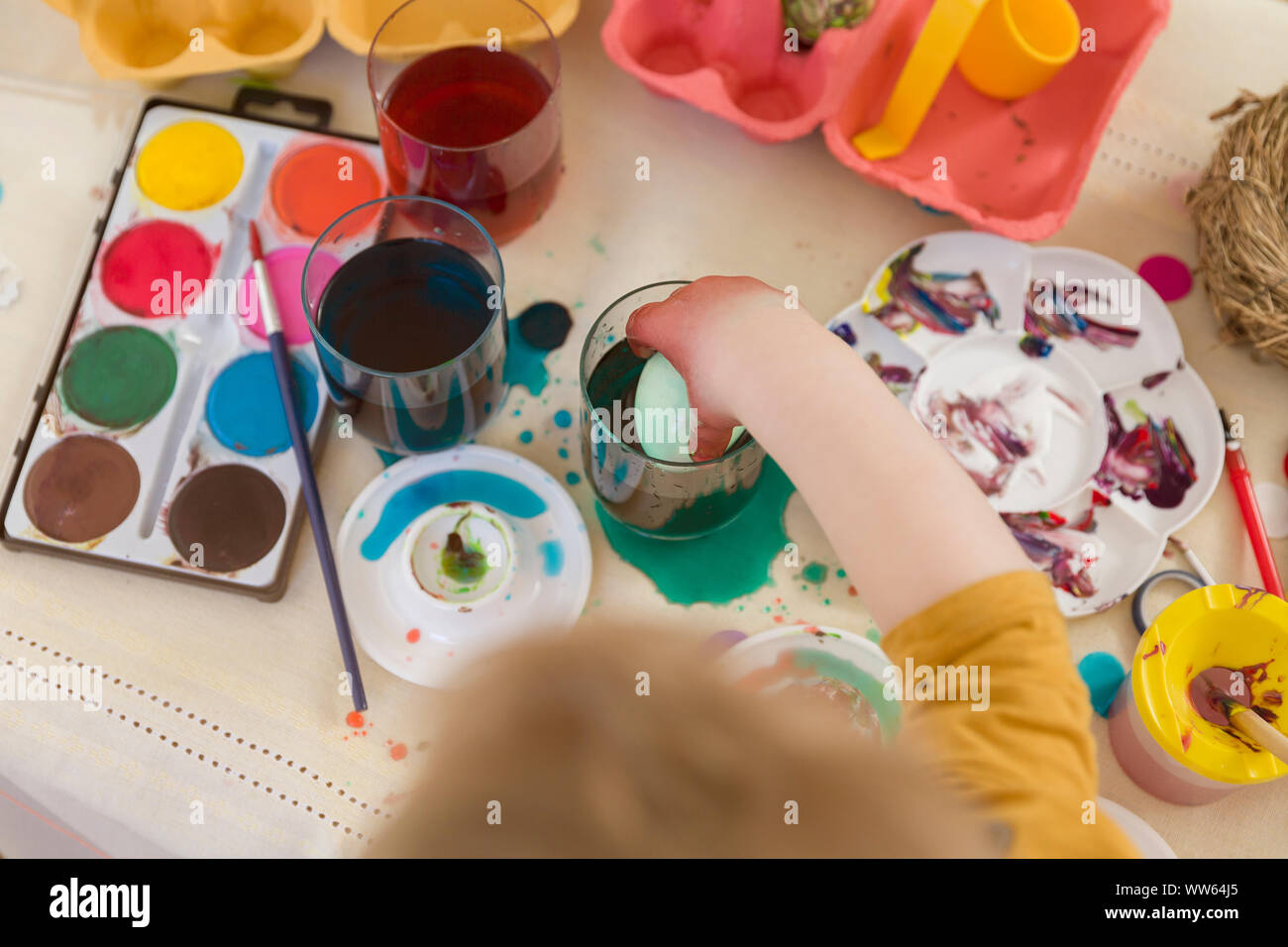 Hand dyeing hi-res stock photography and images - Alamy