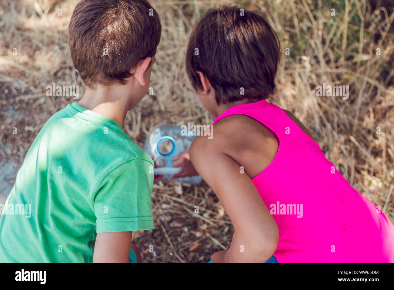 Children collecting rubbish hi-res stock photography and images - Alamy