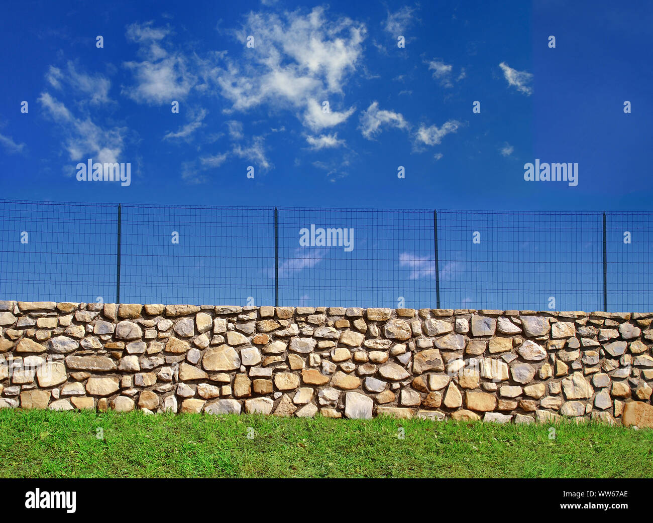 Iron fence stone wall hi-res stock photography and images - Alamy