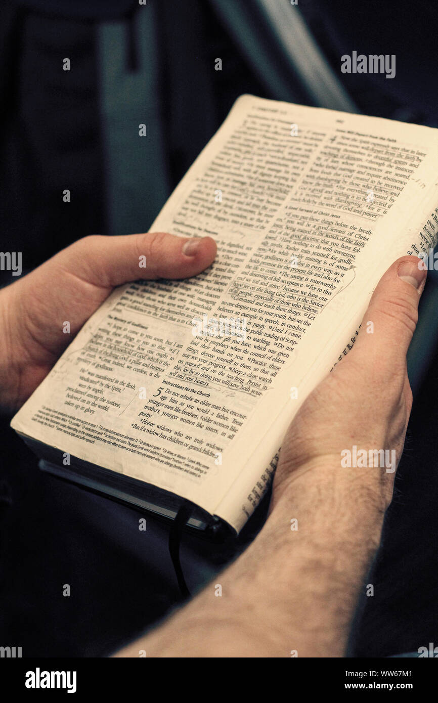 Hand holding bible hi-res stock photography and images - Alamy