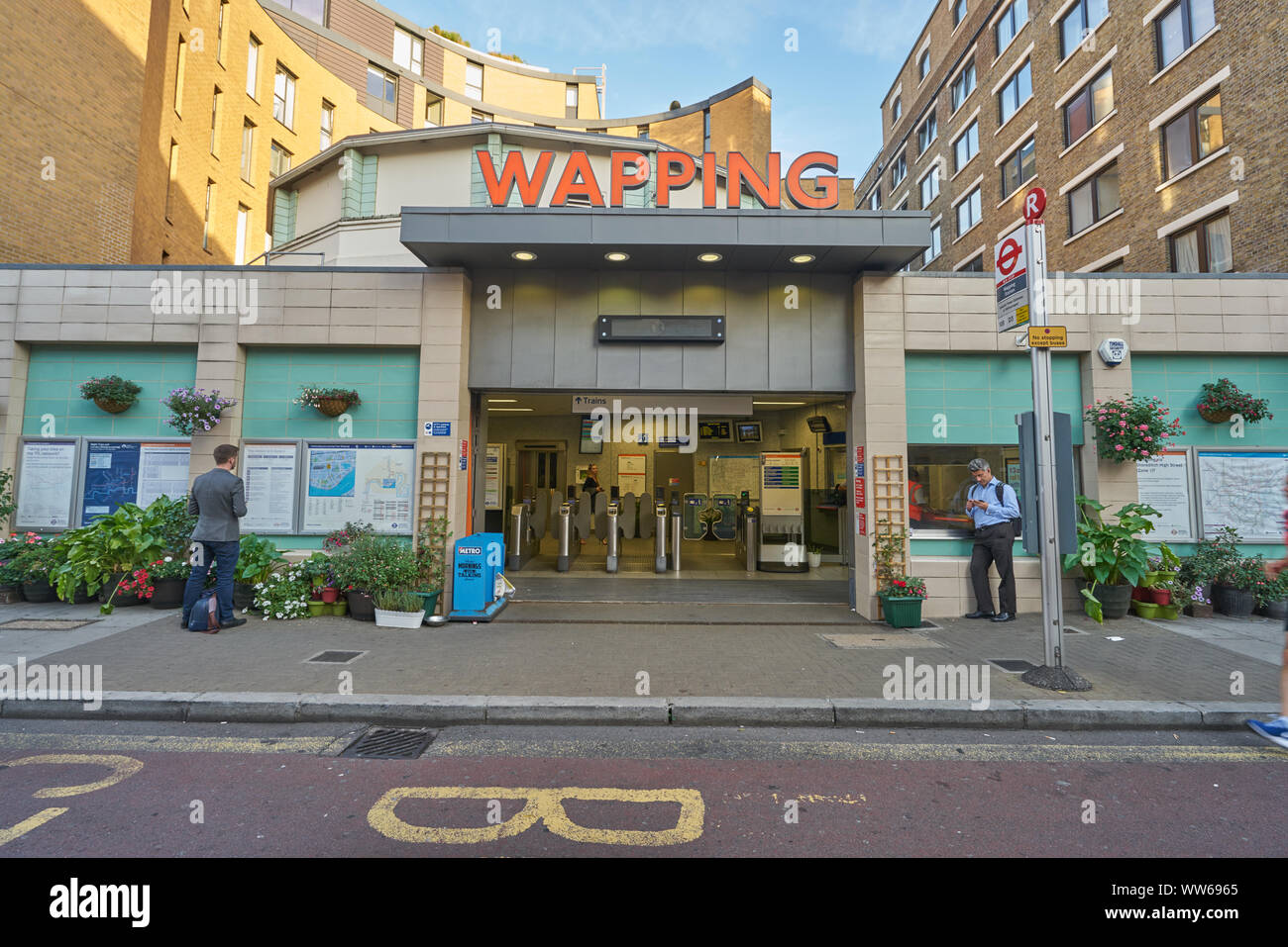 Wapping overground station hi-res stock photography and images - Alamy