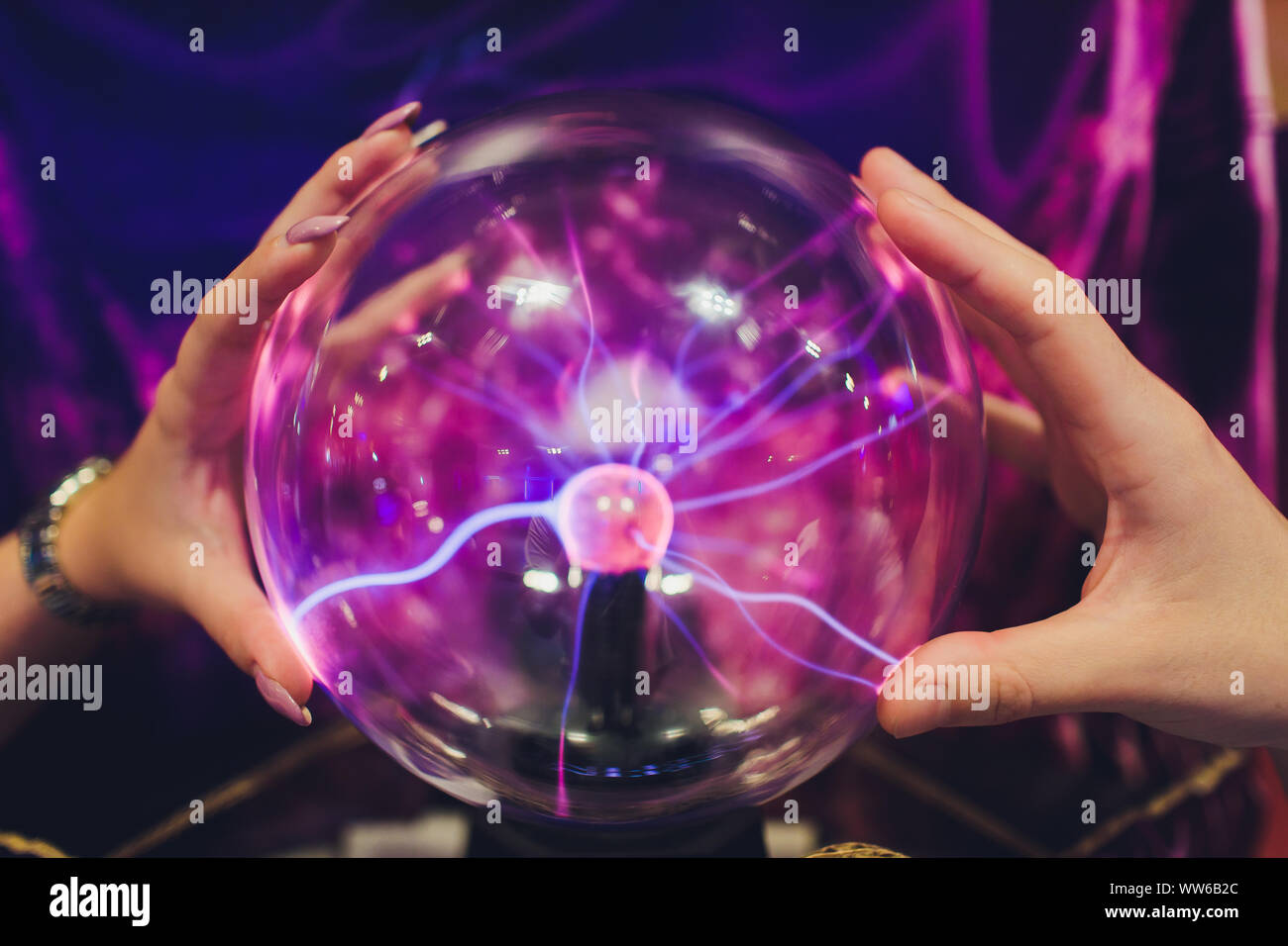 Tesla coil hand hi-res stock photography and images - Alamy