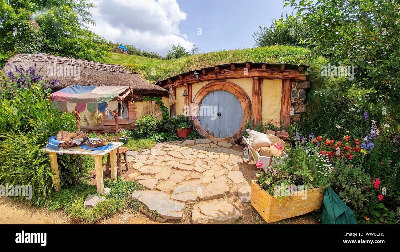 Set of benches hi-res stock photography and images - Alamy