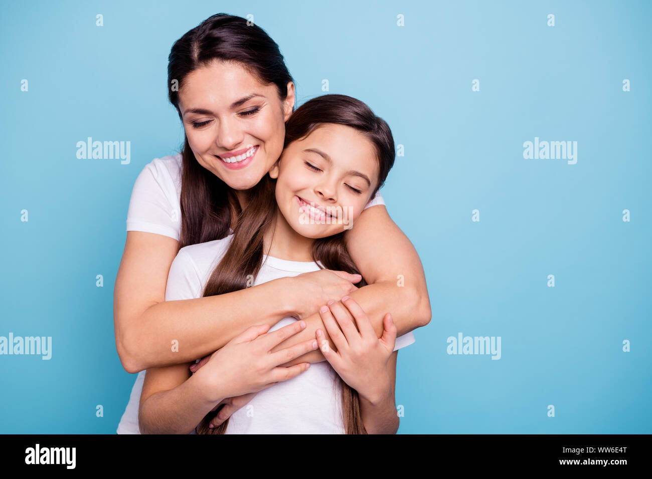 Two people hugging hi-res stock photography and images - Alamy