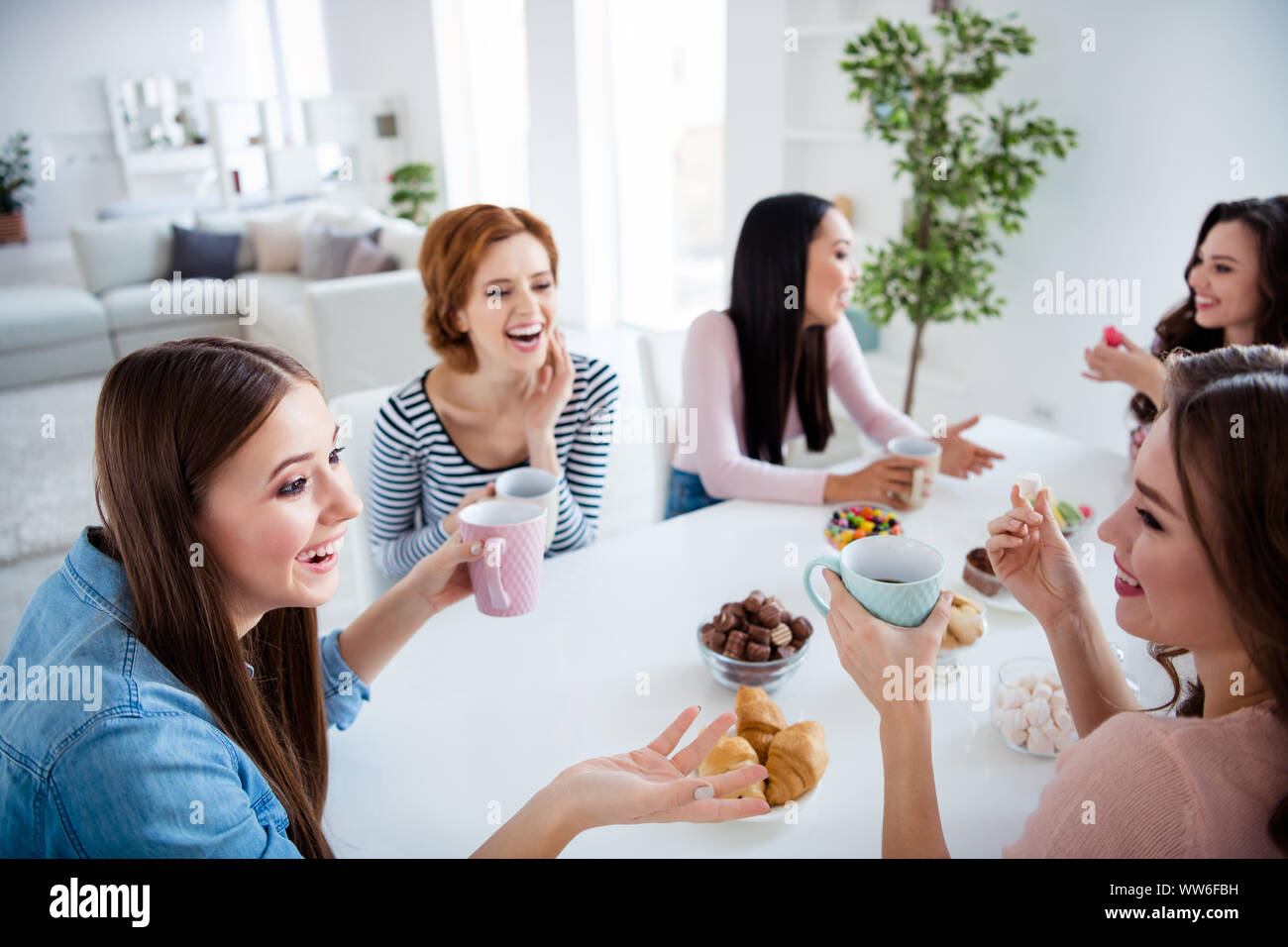 Six ladies sitting round table hi-res stock photography and images - Alamy
