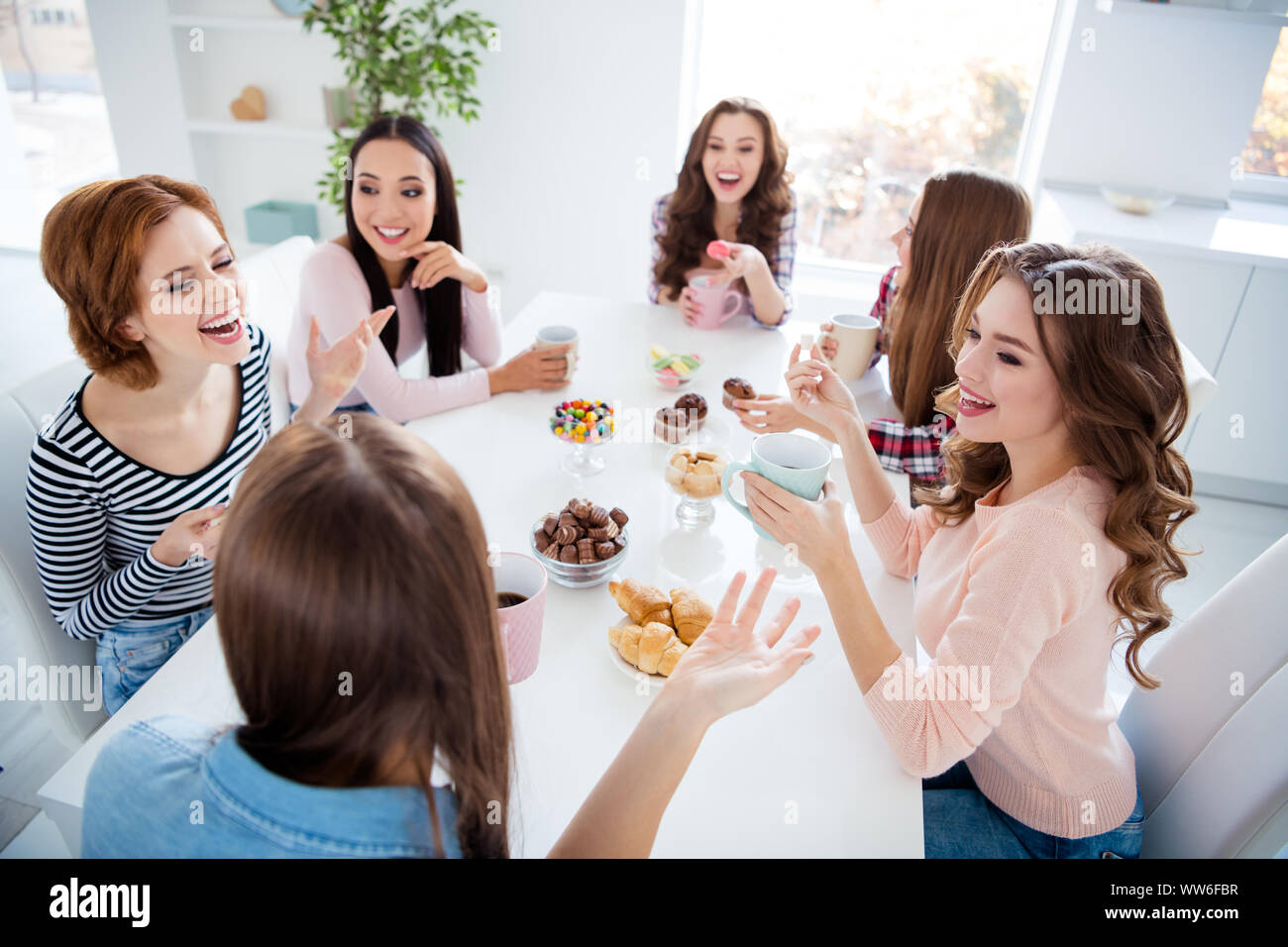 Six ladies sitting round table hi-res stock photography and images - Alamy