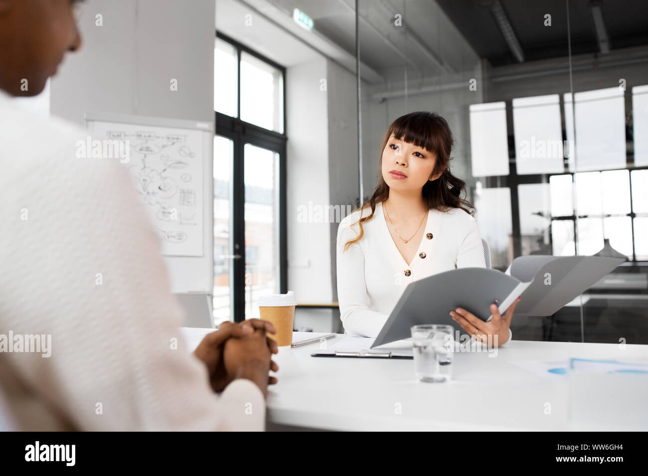 Office hr talking employee hi-res stock photography and images - Alamy