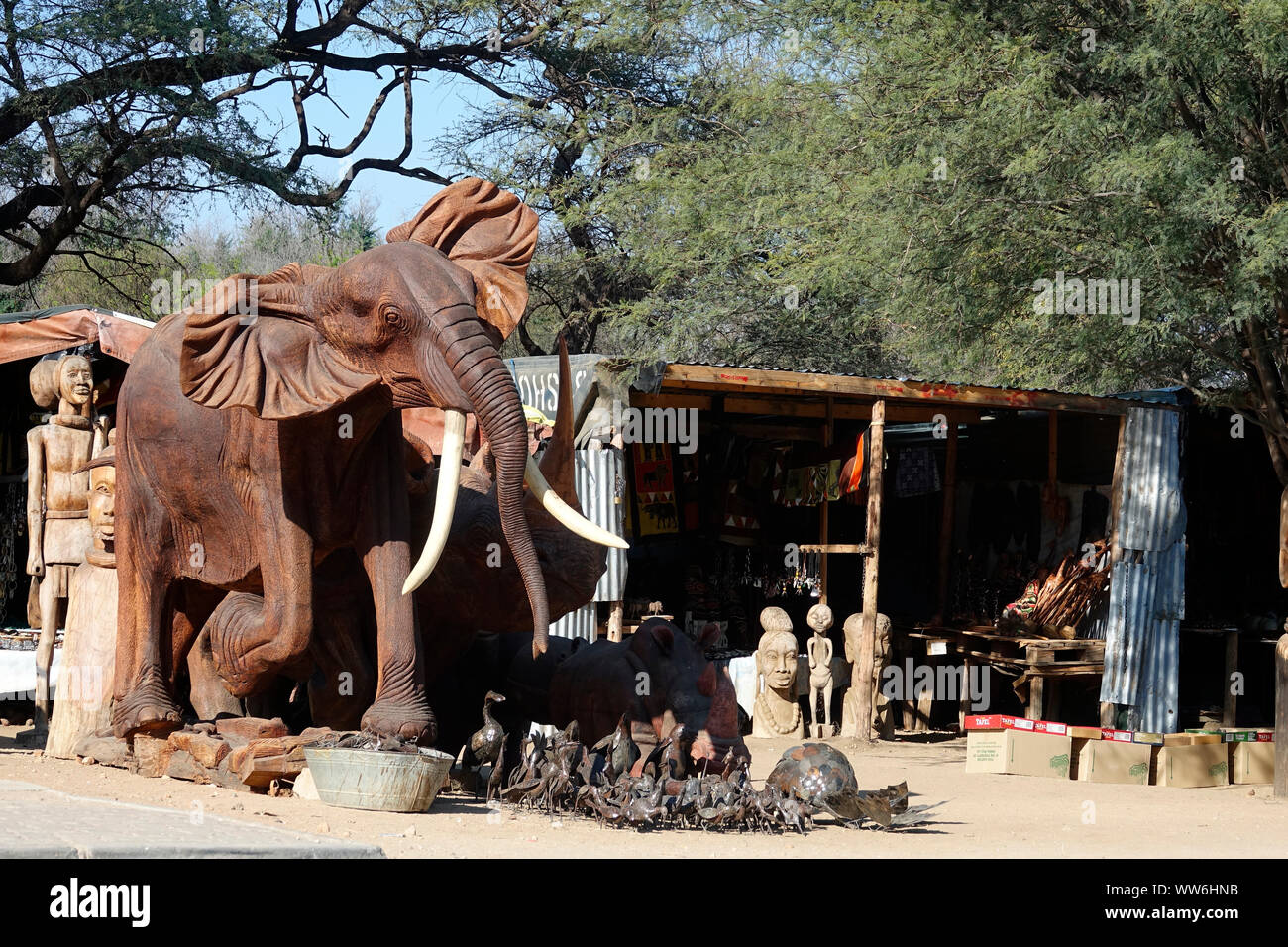 Carving wood africa hi-res stock photography and images - Alamy