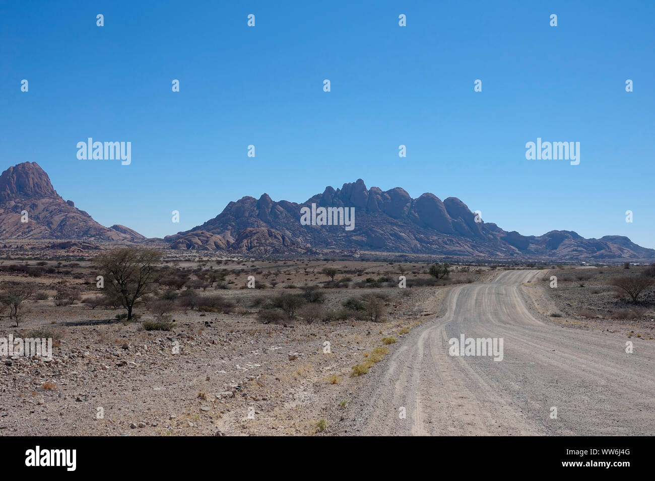 Afrika, Namibia, sand runway and mountains around the Spitzkoppe Stock ...