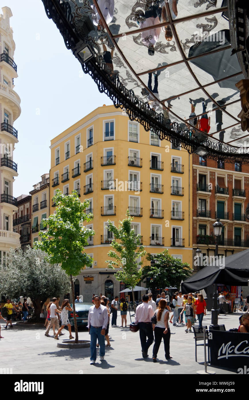 Busy central madrid street hi-res stock photography and images - Alamy