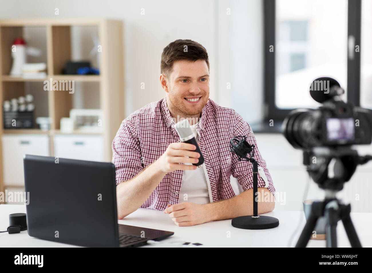 Blog microphone hi-res stock photography and images - Alamy