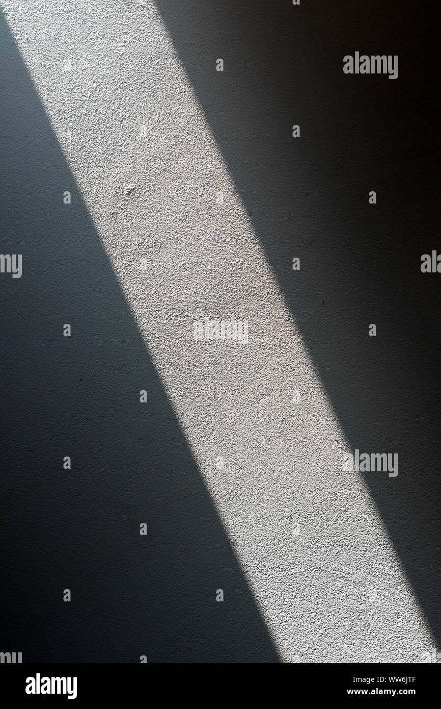 dark background and side light beam Stock Photo - Alamy