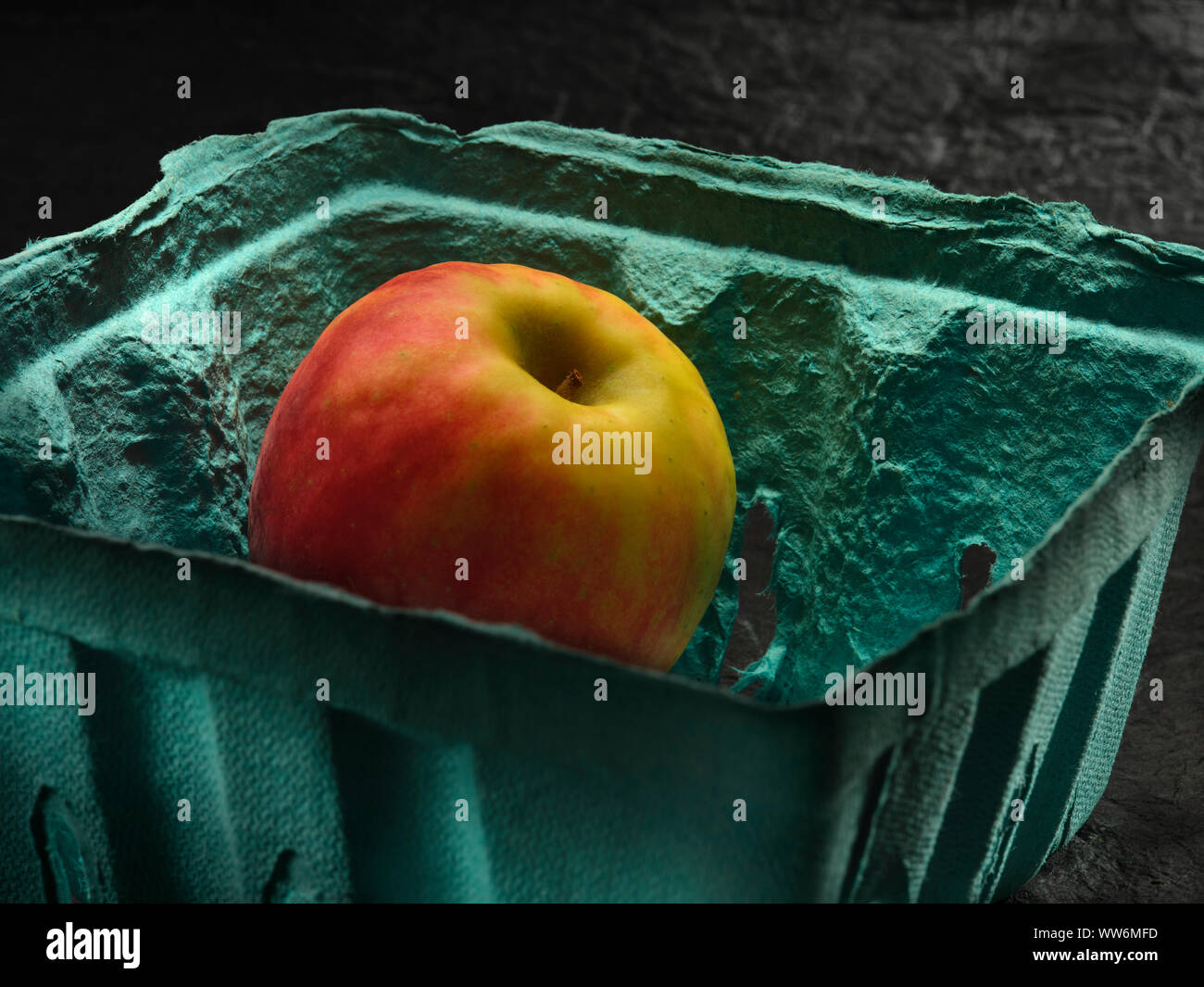 Apple In Green Produce Carton Stock Photo - Alamy