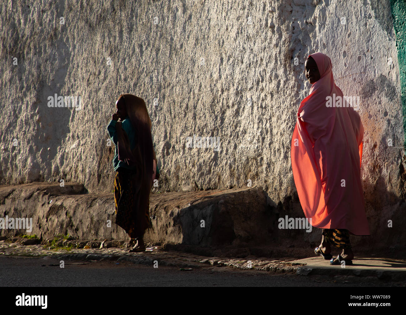Ethiopian girls in the streets of the old town, Harari region, Harar ...