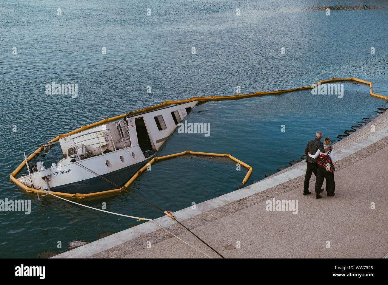 Sunken ship hi-res stock photography and images - Alamy