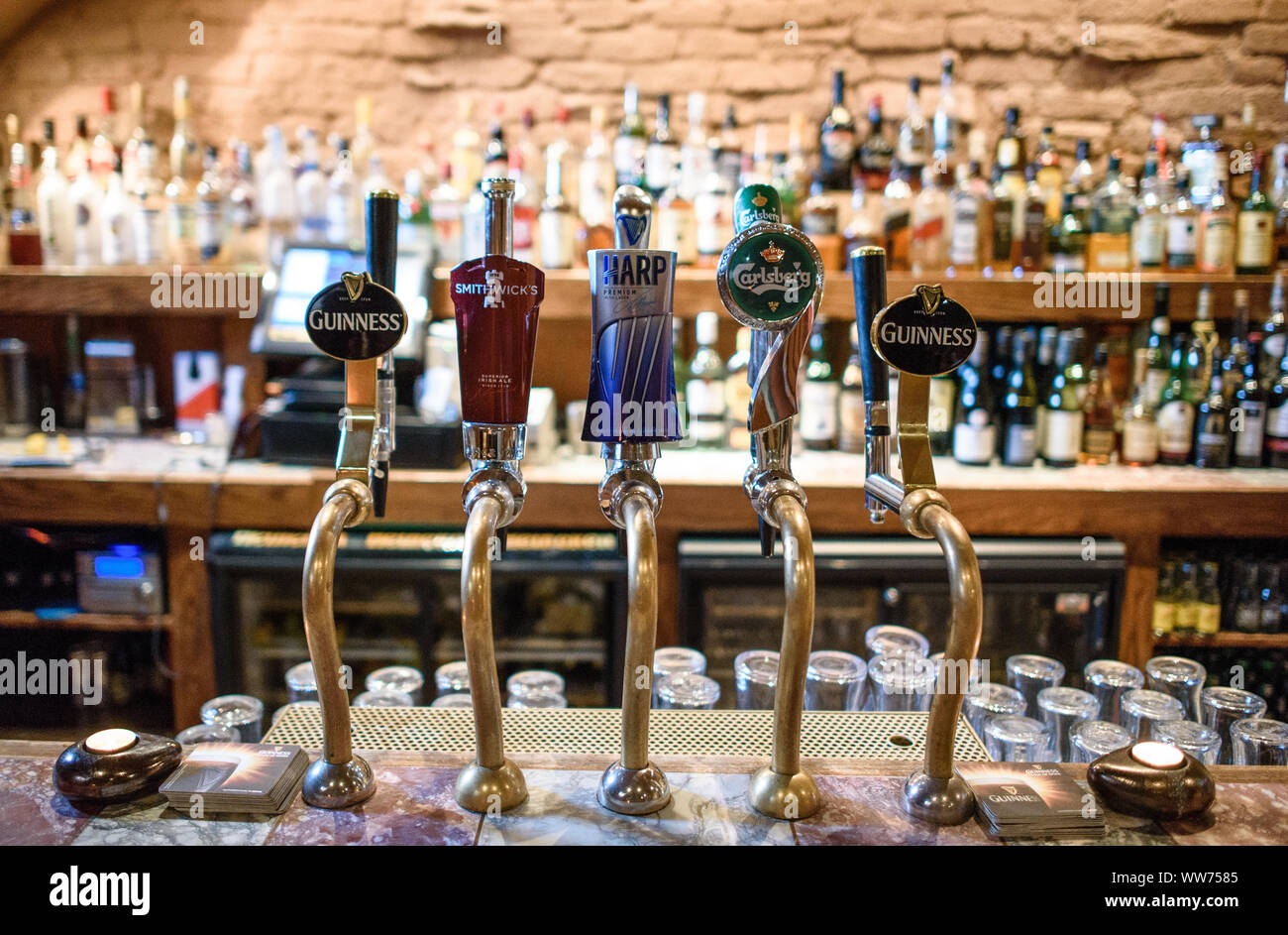 Ireland country pub hi-res stock photography and images - Alamy