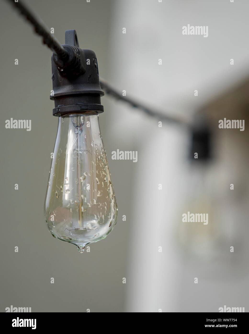 String of lights on house hi-res stock photography and images - Alamy