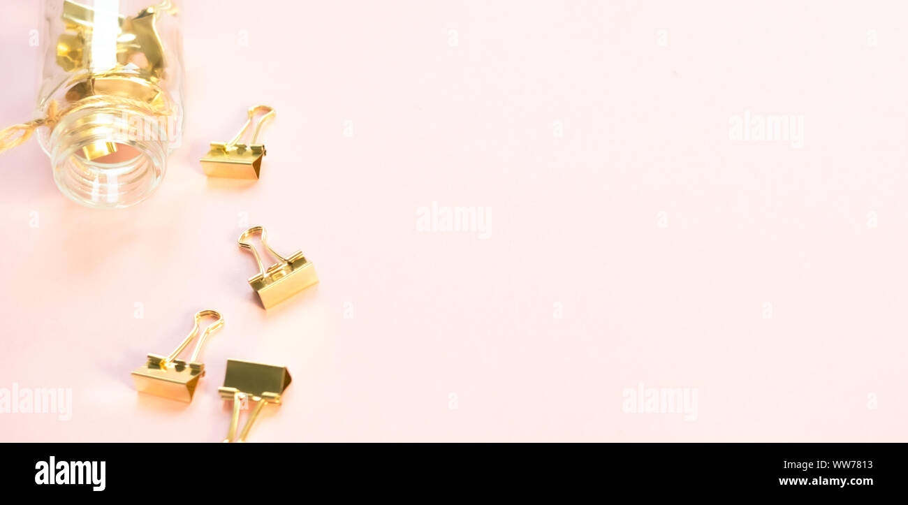 Golden paper clips Stock Photo - Alamy