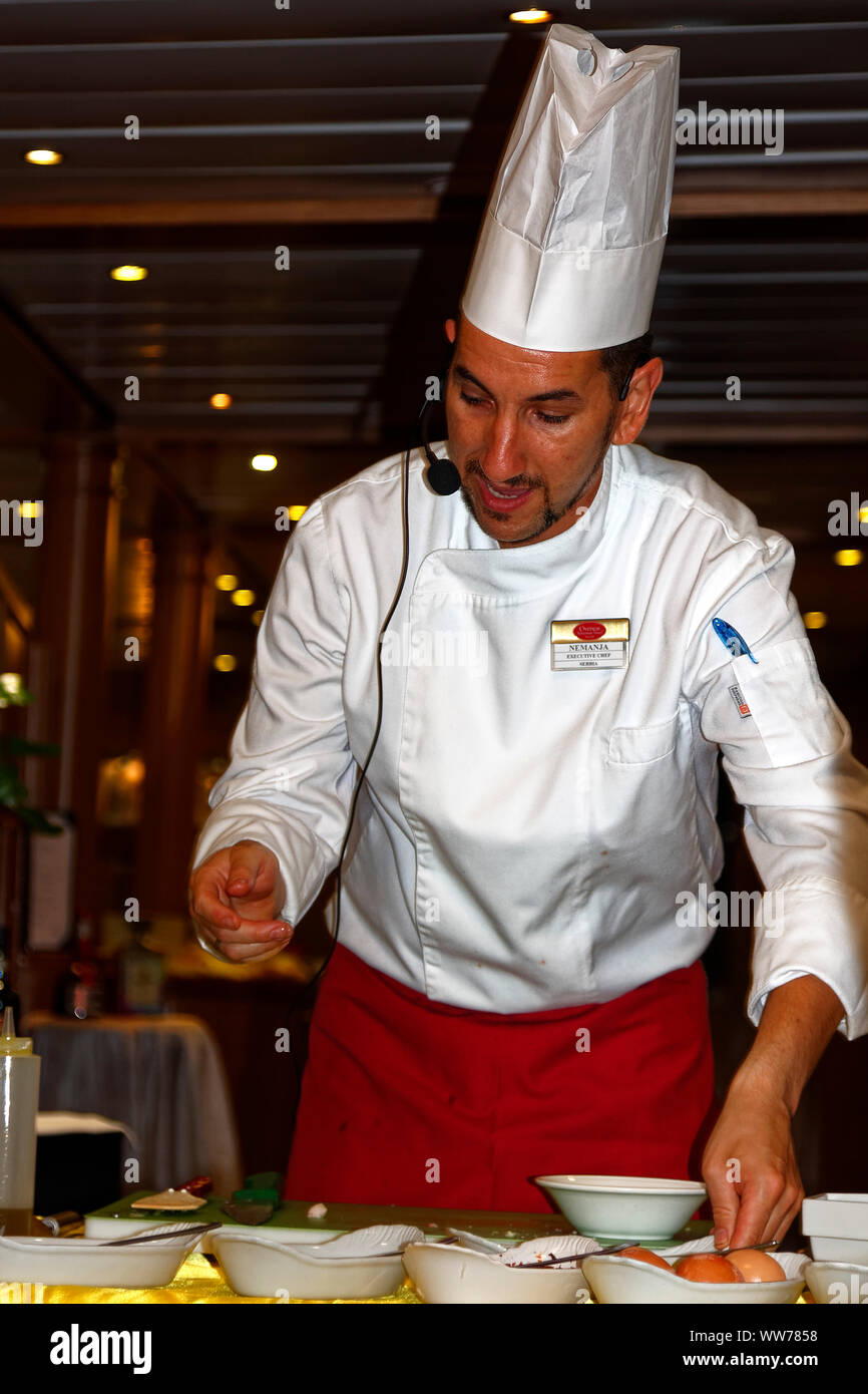 Demonstration pasta chef europe hi-res stock photography and images - Alamy