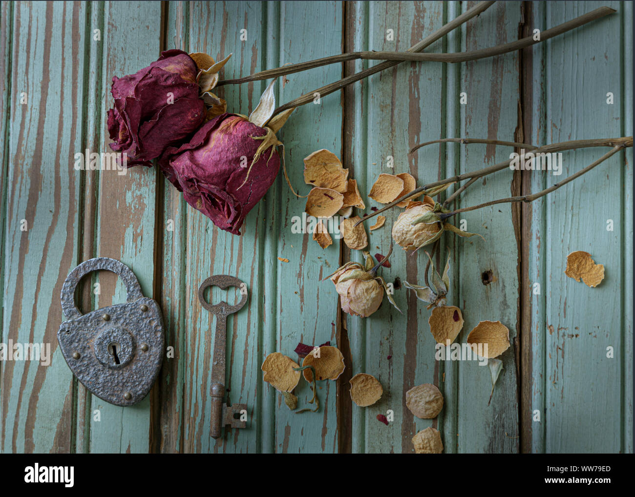 dried roses and lock and key on weathered wood boards Stock Photo - Alamy