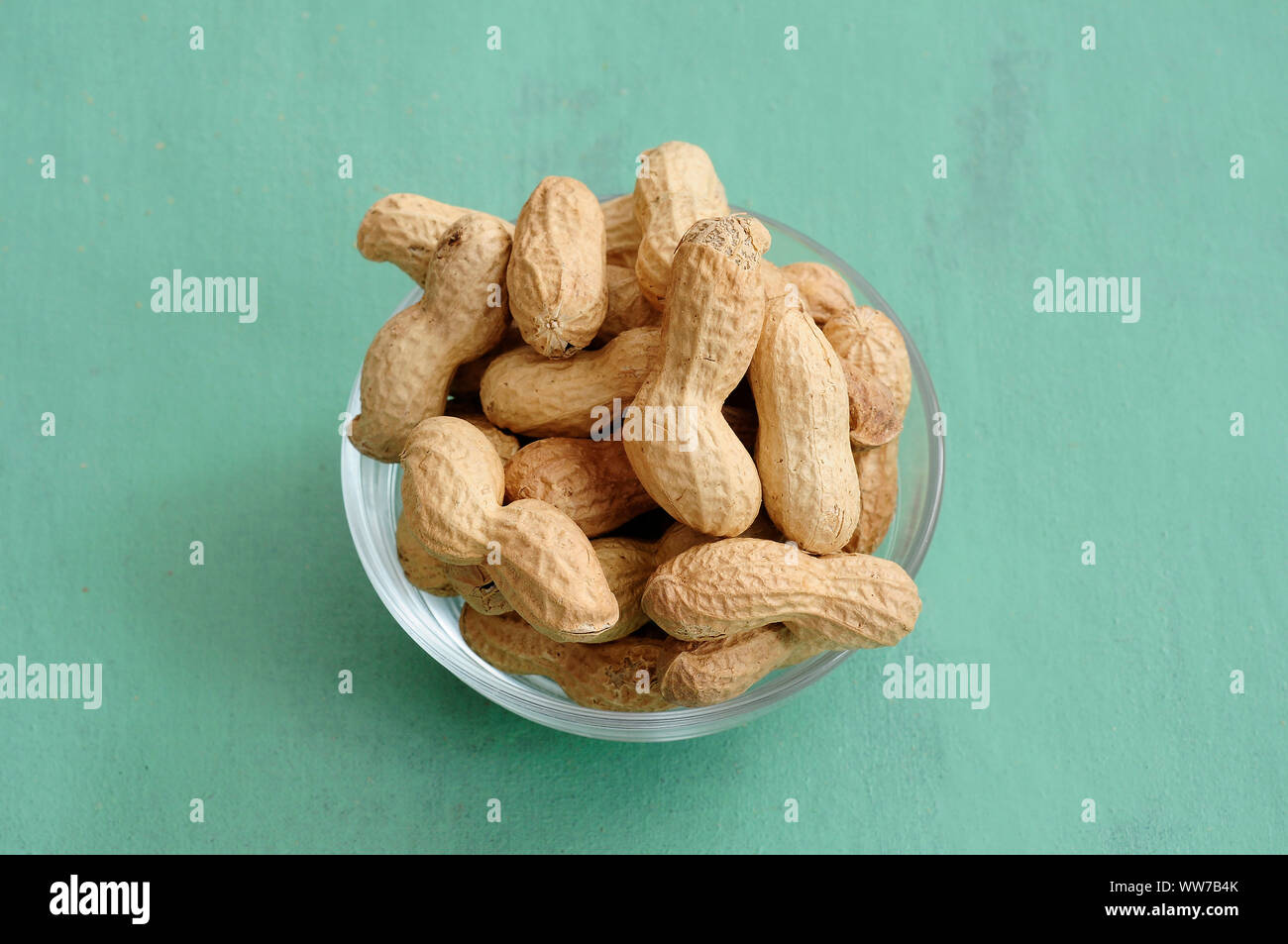 Peanuts, peanuts with shell, green background, legumes Stock Photo - Alamy