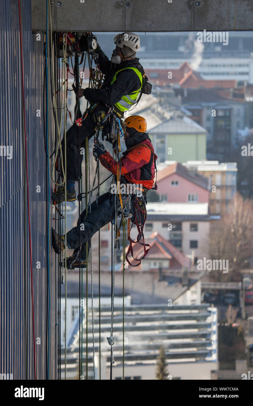 Facade climber climbing the surgical tower of the Innsbruck Clinic ...