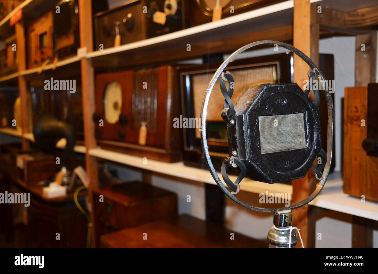 Vintage radio microphone hi-res stock photography and images - Alamy