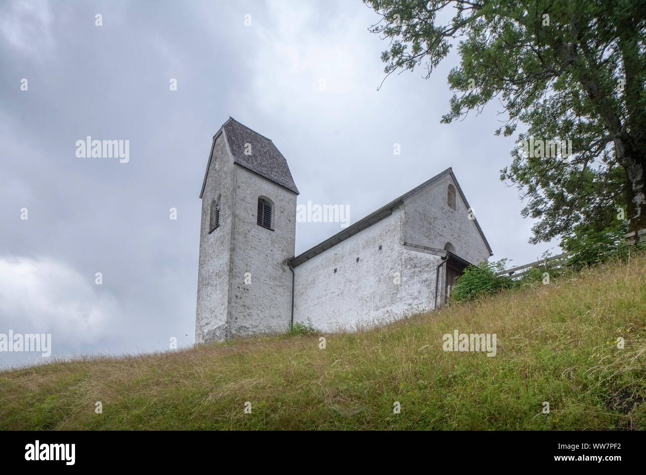Romanesque facades hi-res stock photography and images - Alamy