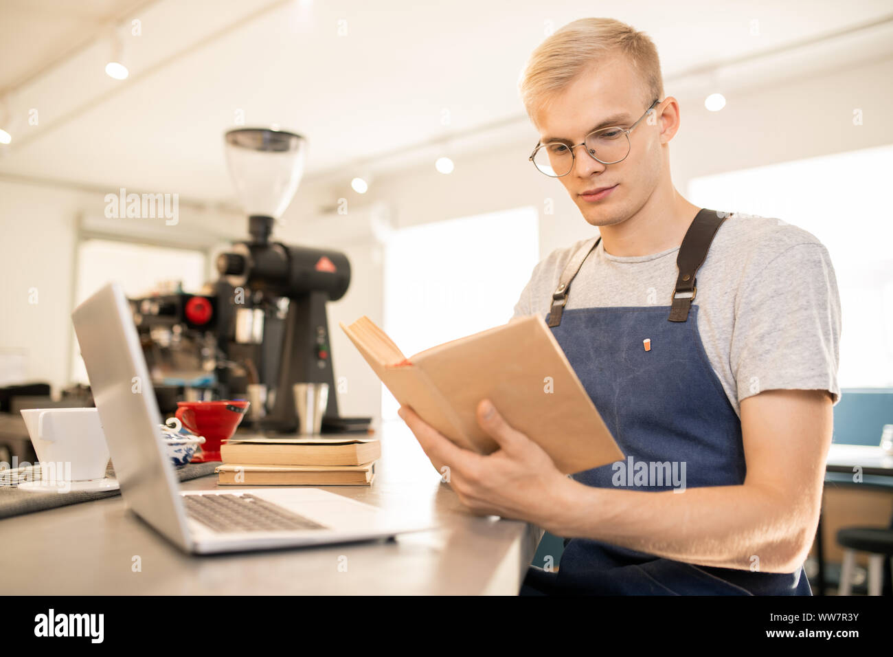 Worker reading manual hi-res stock photography and images - Alamy