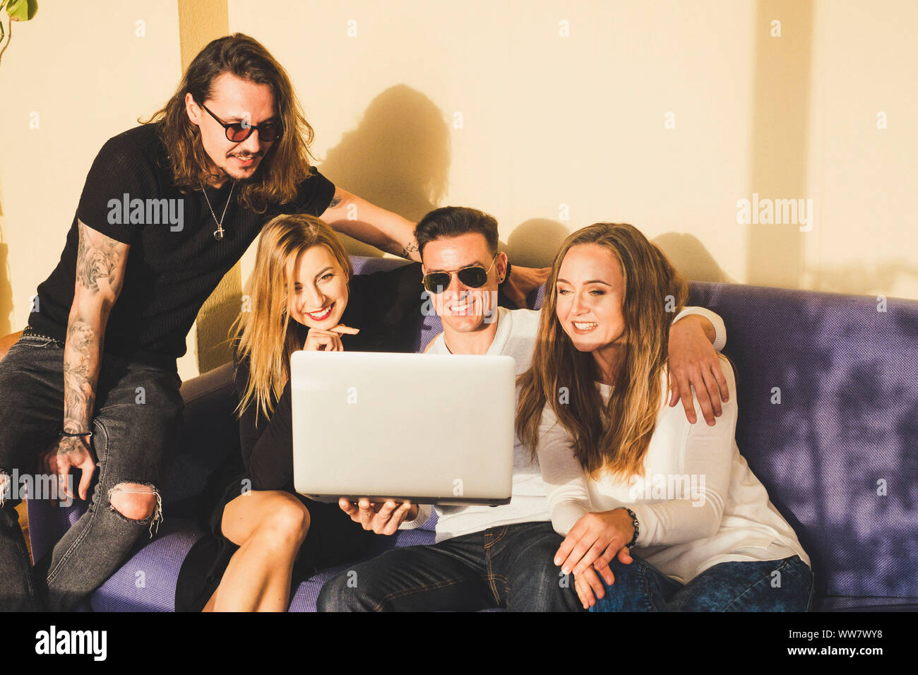 Couples work together hi-res stock photography and images - Alamy