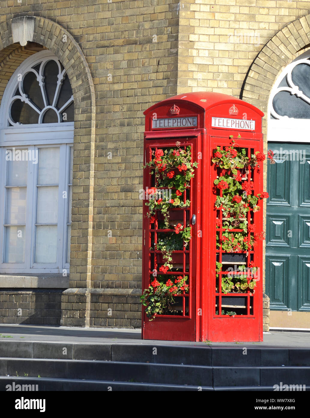 English telephone booth hi-res stock photography and images - Alamy