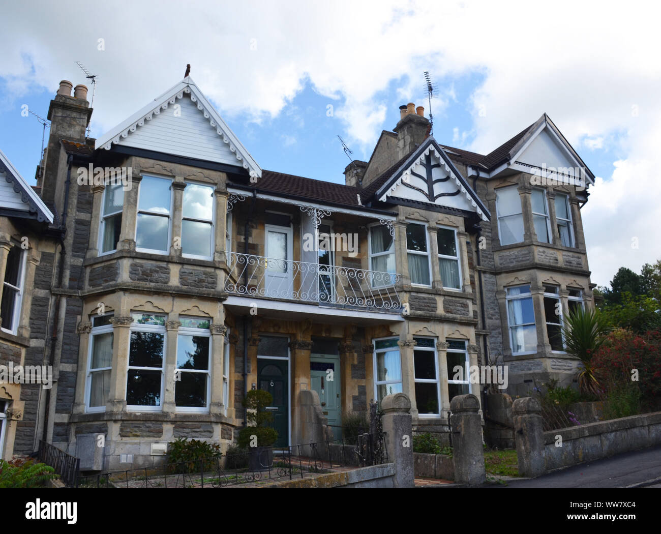 Traditional english houses hi-res stock photography and images - Alamy