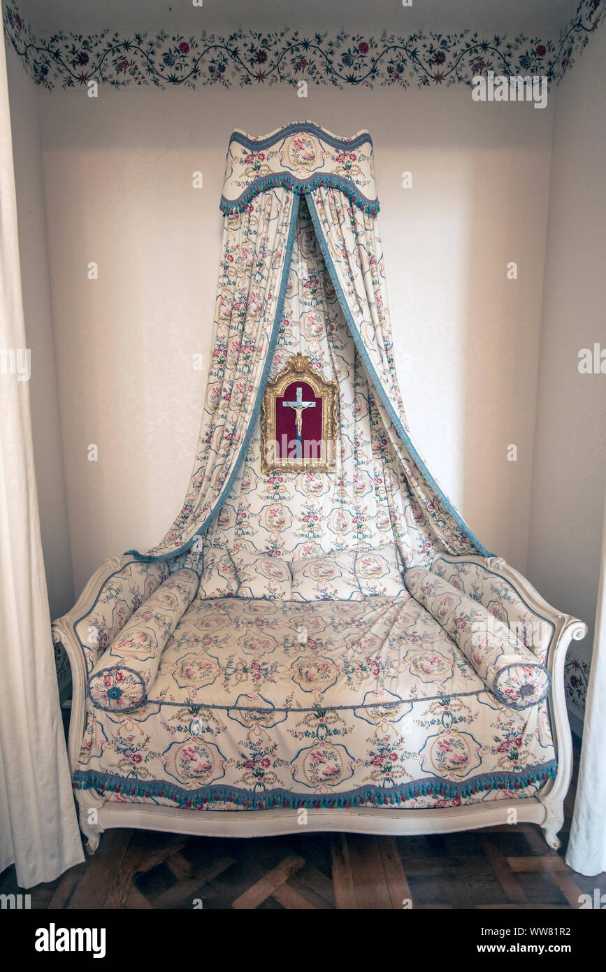 Throne bed hi-res stock photography and images - Alamy