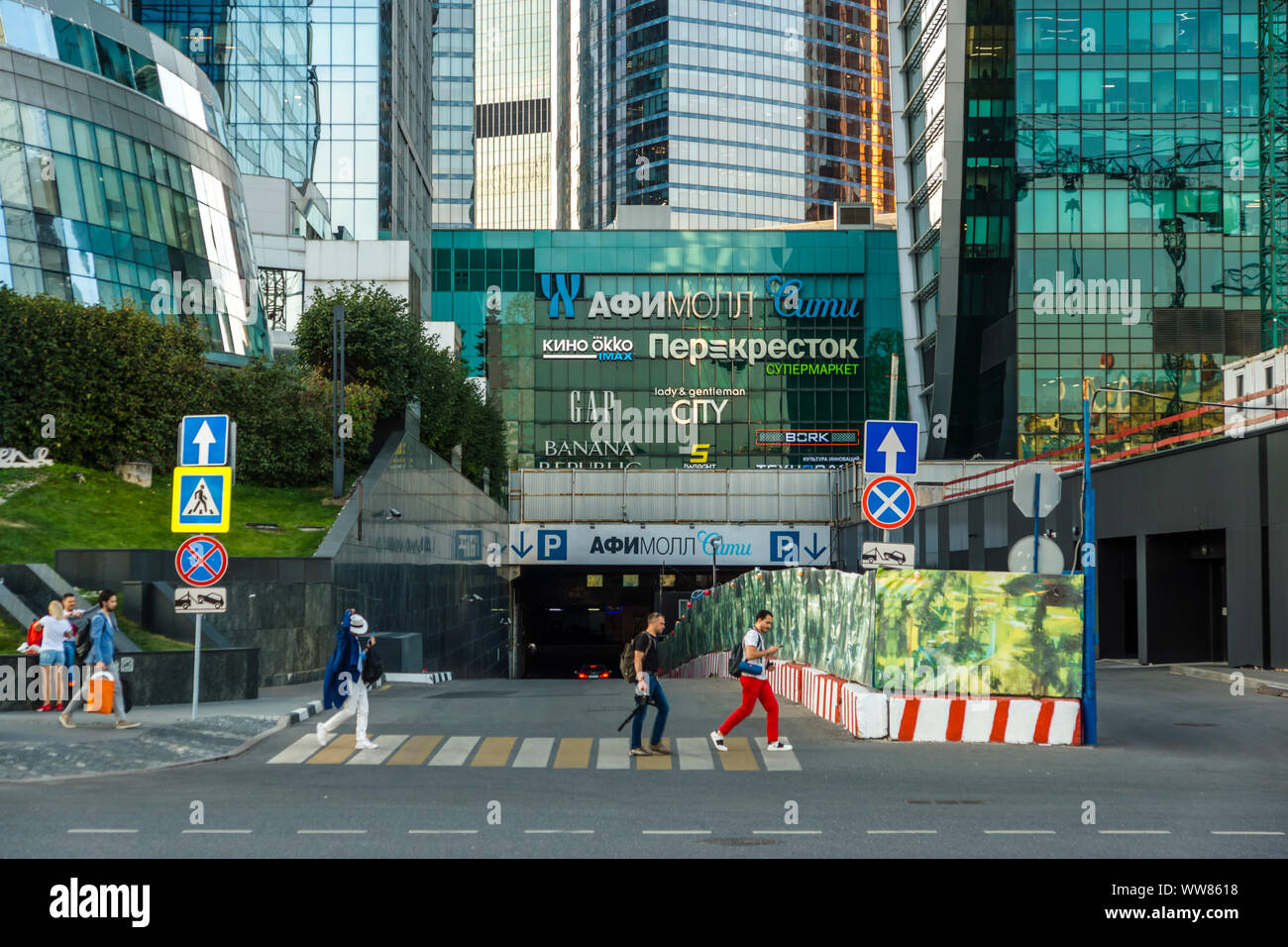 Moscow, Russia - September 12, 2019: Crossroads and pedestrian crossing ...
