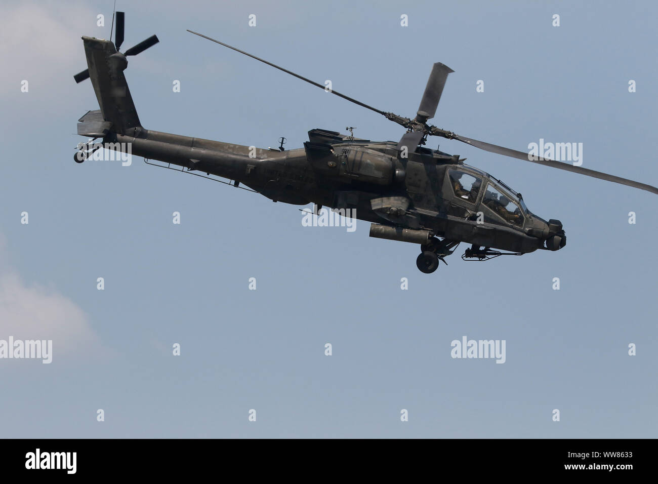 A U.S. Army AH-64D Apache Longbow flies above a new aerial gunnery ...