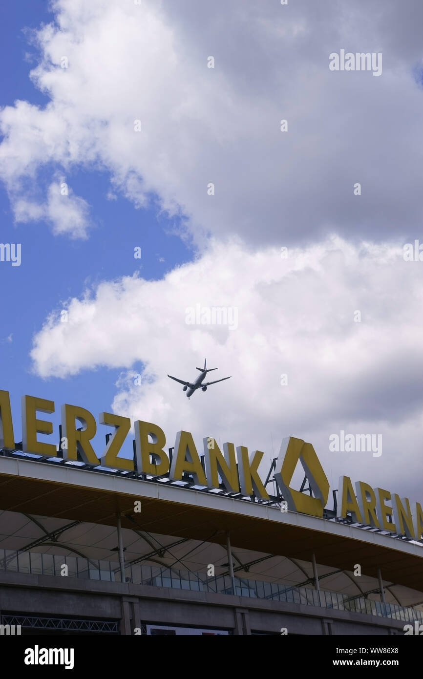 Airplane flies over roof stadium hi-res stock photography and images ...