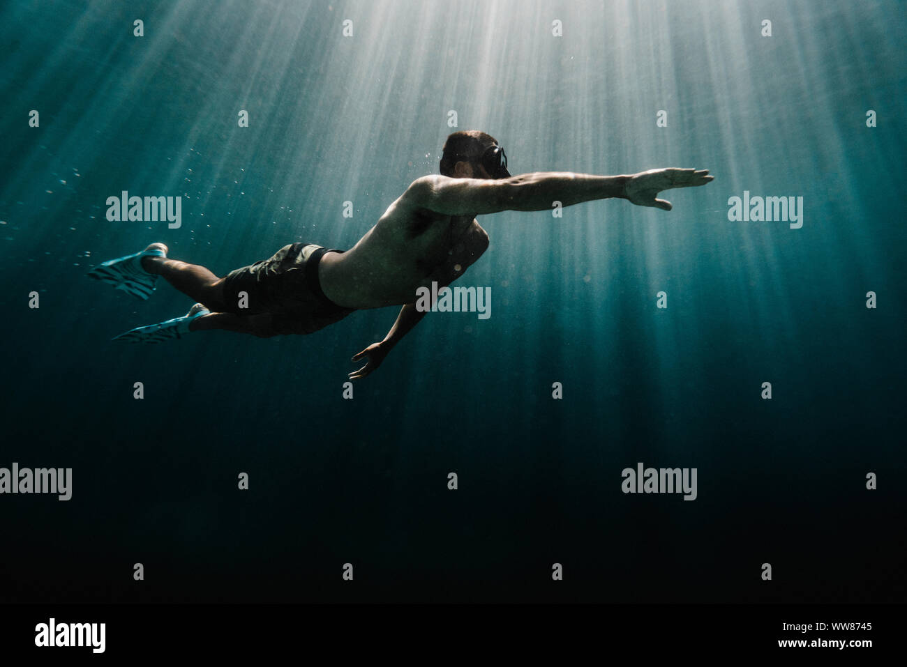 Deep dark ocean underwater hi-res stock photography and images - Alamy