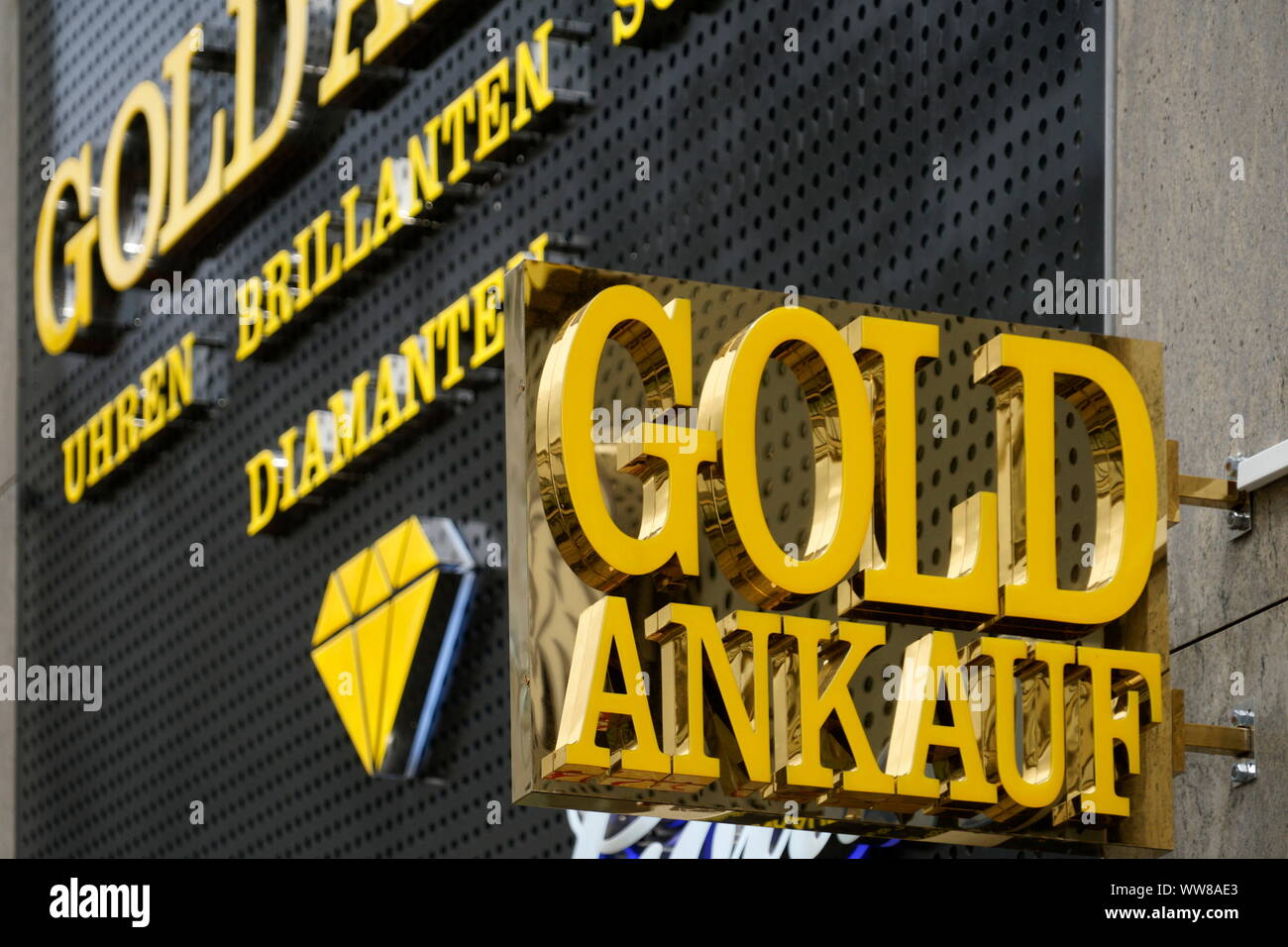 Jeweller Shop High Resolution Stock Photography and Images - Alamy