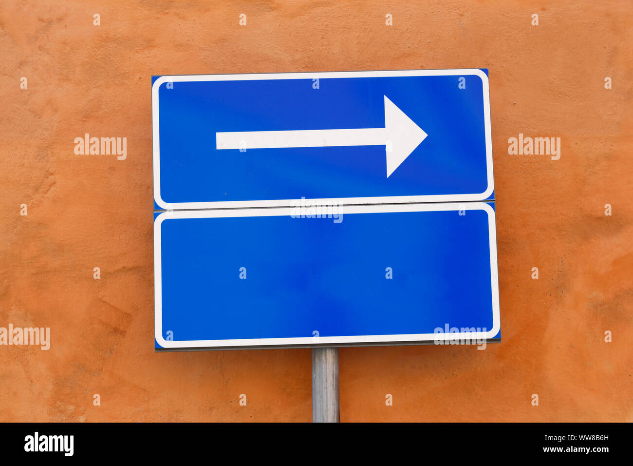 White arrow sign hi-res stock photography and images - Alamy